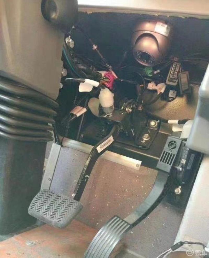 在特斯拉刹车踏板上方加装摄像头，网友的脑洞够大_Model 3社区_易车社区