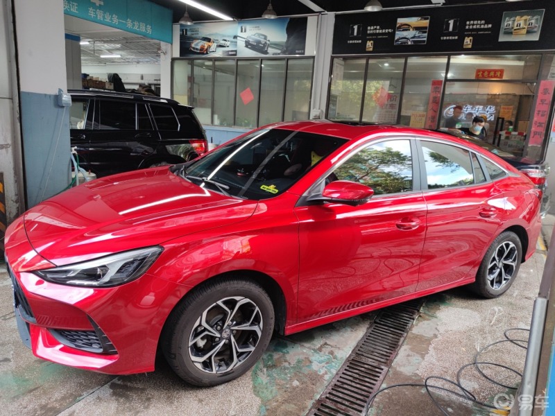 全新名爵5.上旋风式的轮毂和略带“骚气”的颜色，比如核能黄，它还在瞬间和动感跃然_MG5社区_易车社区