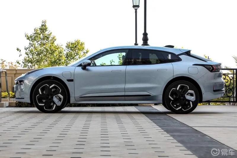 还是得要说说极氪001外观。我是黑色WE86，多射线轮毂，官方标定526km。很_ZEEKR 001社区_易车社区