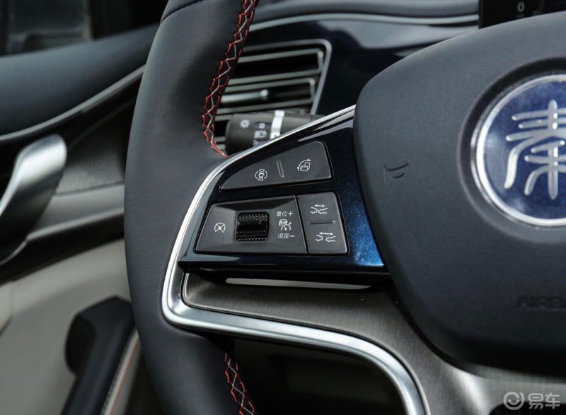 比亚迪秦plusdmi使用的是三辐式多功能方向盘造型样式精致，方向盘底部带一点平_秦PLUS新能源社区_易车社区
