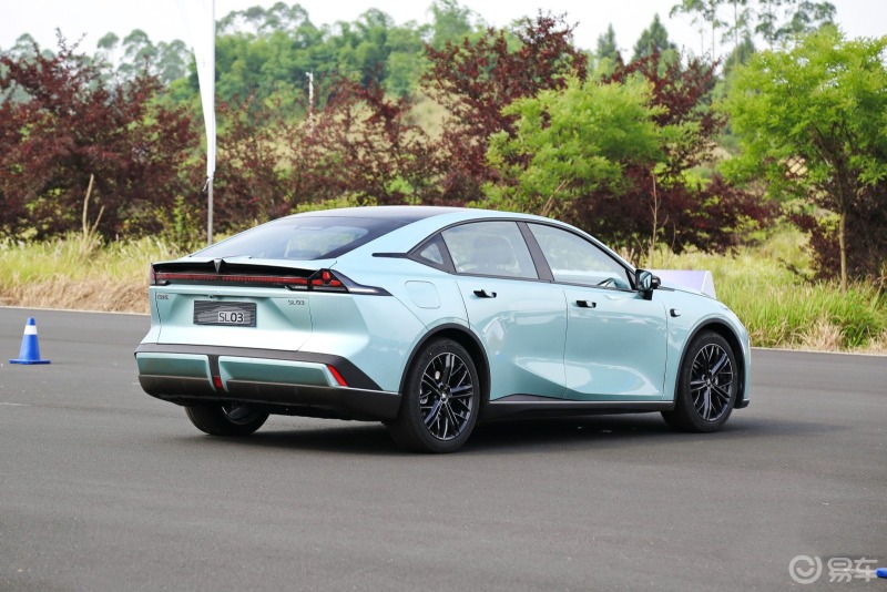 #你最PICK的SL03颜点#无意间看到了深蓝SL03！无边框车门，溜背造型，_深蓝SL03社区_易车社区