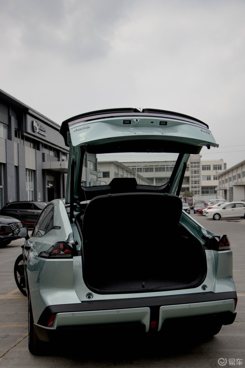 深蓝sl03后备箱打开有点吓人啊！_深蓝SL03社区_易车社区