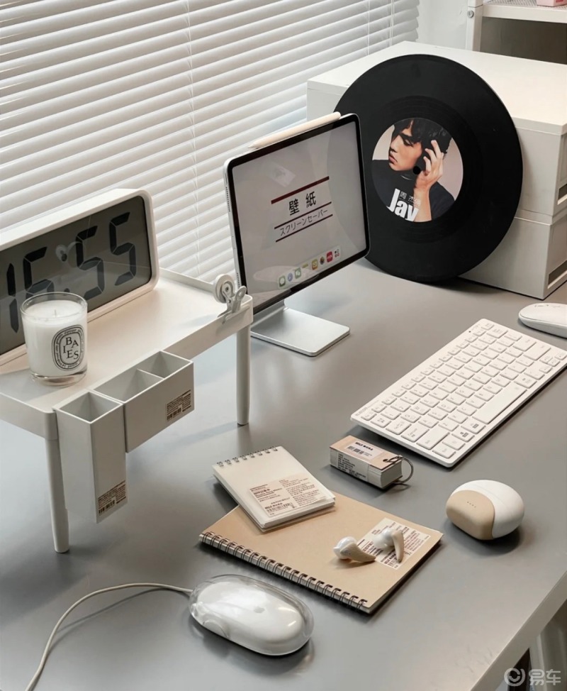 书桌日常｜一人居卧室靠窗灰色ins风书桌_undefined_易车社区