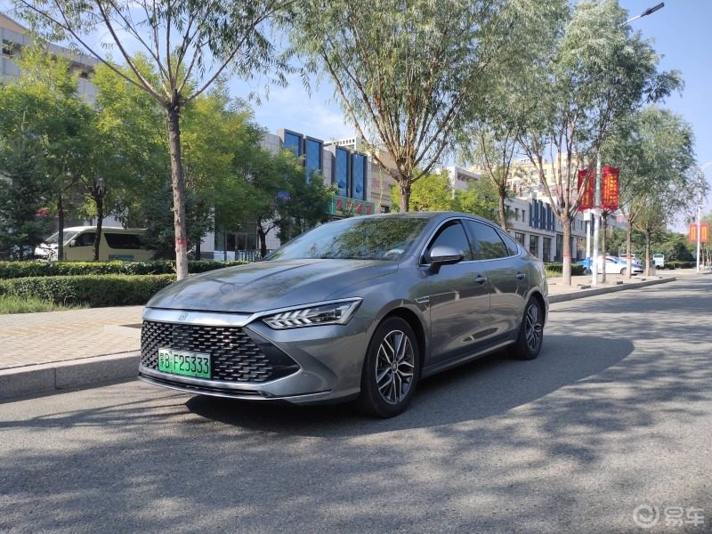 #2022我与比亚迪的点滴生活#比亚迪秦plus dmi的座椅是一个连体式头枕_秦PLUS新能源社区_易车社区